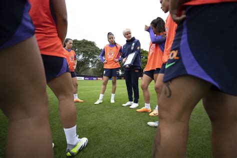 Marta no banco confira a possível escalação da seleção brasileira