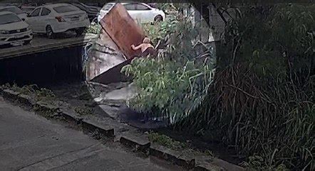 Casa desaba dentro de canal e idosa é levada por correnteza veja vídeo