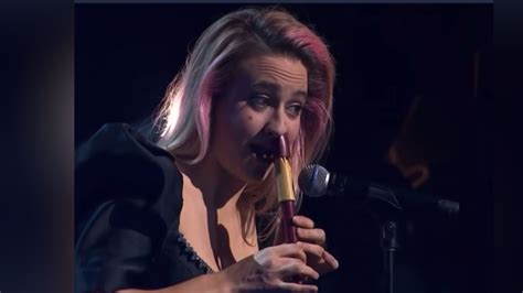 Voyez Éléonore Lagacé jouer de la flute avec son nez