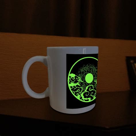 taza blanca y negra de 11 oz con ventana fotoluminiscente diseñada para