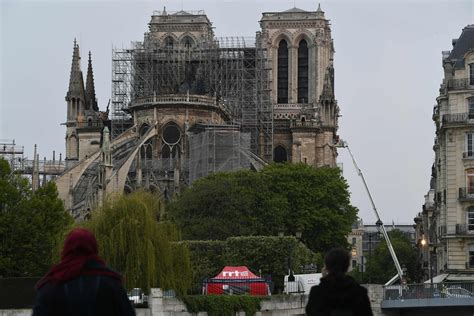 Francja Pożar katedry Notre Dame w Paryżu NA ŻYWO ZDJĘCIA Z WNĘTRZA