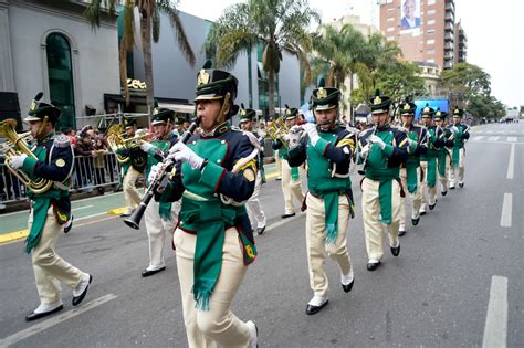 En fotos así fue el simbólico desfile cívico militar que celebró los