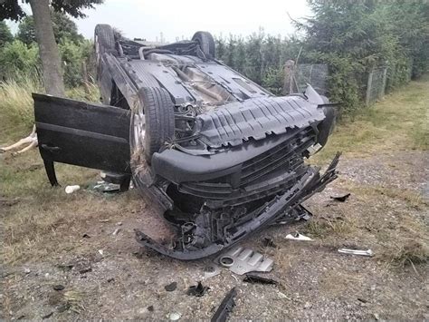 Zderzenie dwóch aut na drodze krajowej jeden z pojazdów dachował Są