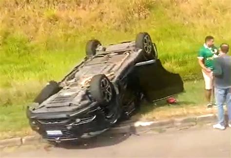 Acidente entre caminhão carro e moto na Via Dutra deixa uma pessoa