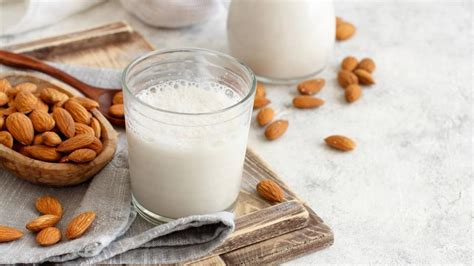 Cómo hacer leche de almendras en casa los beneficios de esta bebida