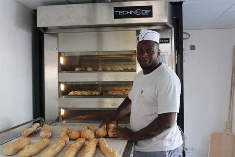 Grosse affluence pour louverture de la boulangerie de Mézières sur Seine