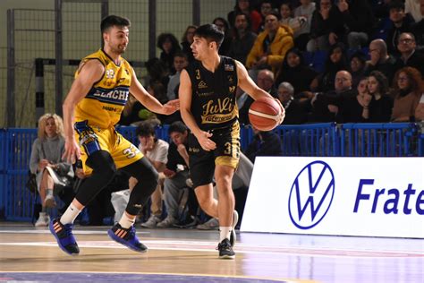Il derby è di Vigevano la Juvi è battuta 84 75 CremonaSport