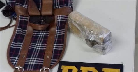 G1 Adolescente é flagrada levando maconha dentro de ônibus em RO