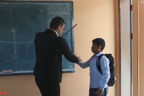 Người thầy giáo này đã QUỲ XUỐNG khi biết sự thật về cậu học trò thường