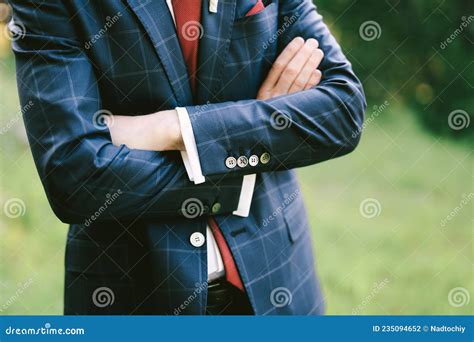 身穿蓝色格子白衬衫和红色领带的新郎双臂交叉在胸前 关闭 库存照片 图片 包括有 绅士 新郎 235094652