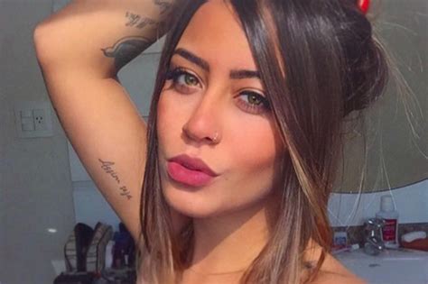 Irmã caçula de Neymar posta fotos biquíni minúsculo e para a