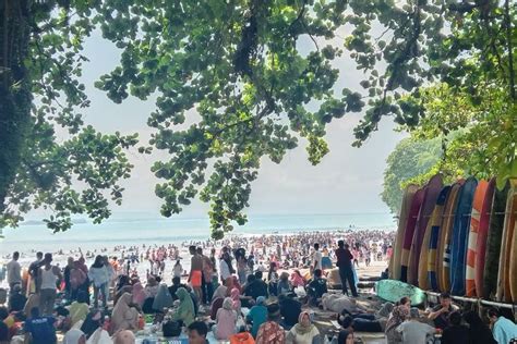 Libur Lebaran 2023 H 1 Pantai Batukaras Pangandaran Diserbu Wisatawan