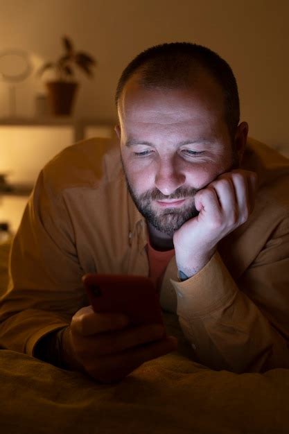 Adulte souffrant d addiction aux réseaux sociaux Photo Gratuite
