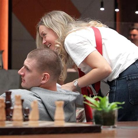 KURIR PAPARACO Ćerkica Ognjena i supruga Natalija u stopu prate Jokića