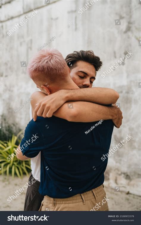 Dos Hombres Abrazados Royalty Free Images Stock Photos Pictures