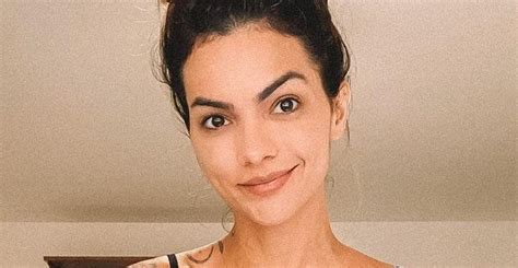 bolsa milionária Kelly Key posa de barriga de fora e exibe abdômen