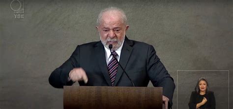 Lula chora na diplomação e promete lutar por um país mais desenvolvido
