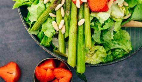 Veganer Salat mit Erdbeeren und grünem Spargel 30 Min