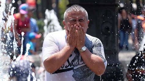 Semana Santa 2023 Por qué es Costumbre Aventarse Agua y Mojarse en
