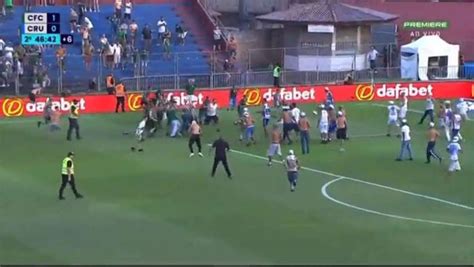 Torcedores De Coritiba E Cruzeiro Invadem O Campo Para Brigar Ap S Gol