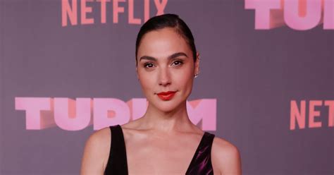 ‘wonder Woman Gal Gadot Paired Her Sleek Black One Piece With The Perfect Summery Floppy Hat