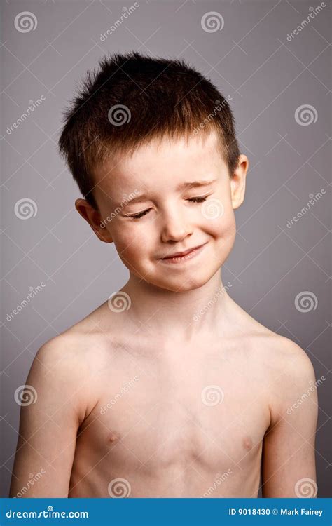 Naakte Jongen Met Gesloten Ogen Stock Foto Image Of Kinderen Verticaal 9018430