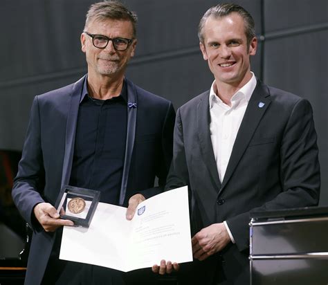 Dr Felix Schwenke ehrte Olaf Joksch mit der Bürgermedaille in Bronze