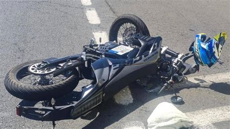 Motorista herido de gravedad tras colisión con coche en la entrada del