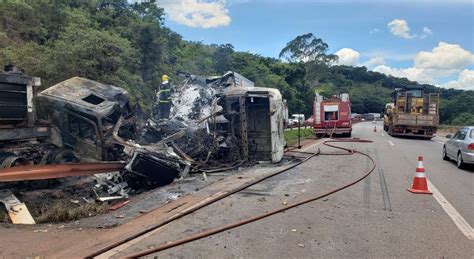 Duas Carretas Batem De Frente E Pegam Fogo Na Rodovia Fern O Dias Na