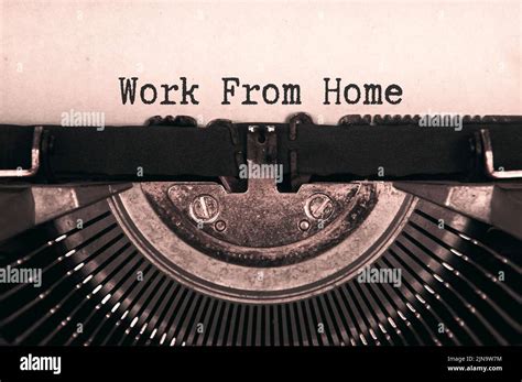 Travail à la maison texte tapé sur une vieille machine à écrire vintage