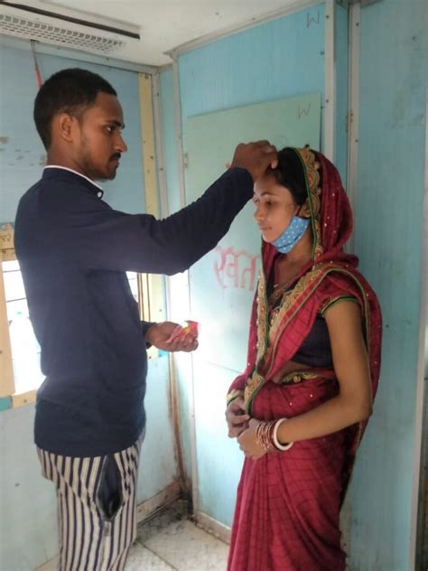 चलती ट्रेन के शौचालय रुम में शादीशुदा लड़की से युवक ने रचाई शादी।। Inquilabindia