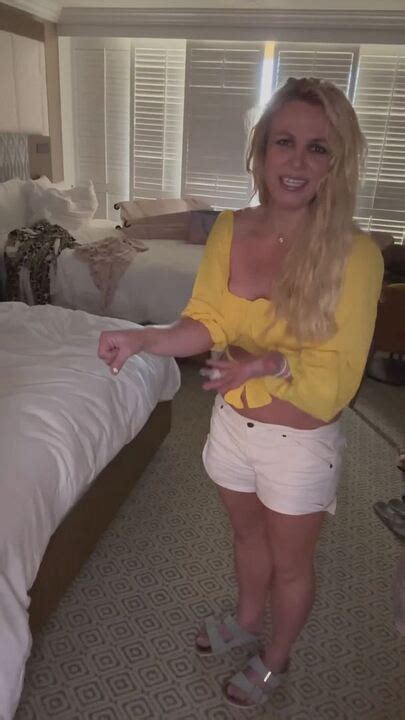 Britney Spears Faz Tatuagem Mas Se Arrepende Em Seguida