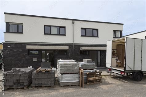 Neubau Reihenhaus Baustelle Umzug Einzug Baustelle Stock Photo Adobe