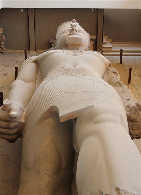 La colosal estatua yacente de Ramsés II en Menfis la capital del Reino