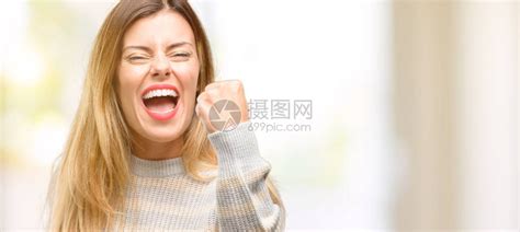 年轻美丽的年轻女士愤怒和愤怒高清图片下载 正版图片503398133 摄图网