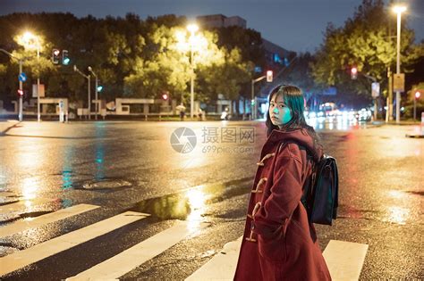 夜晚街头孤独的少女高清图片下载 正版图片501119710 摄图网