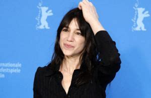 Charlotte Gainsbourg Sa Fille Alice Surprend Les Fesses En Avant Et