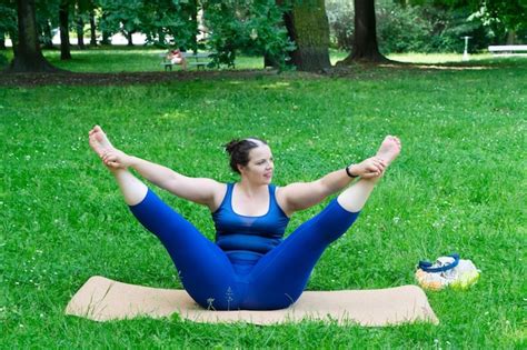 Mujer Y Ejercicio Deportivo Para Bajar De Peso Al Aire Libre Feliz