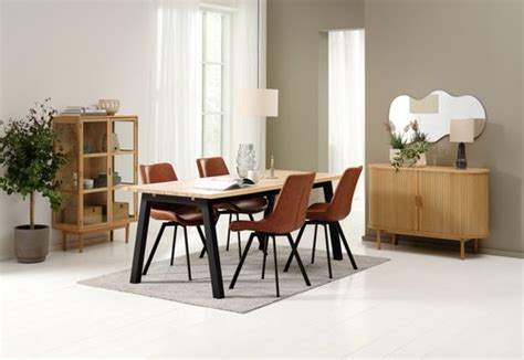 Kredens LYNGVIG 120 cm drzwi roletowe naturalny dąb JYSK