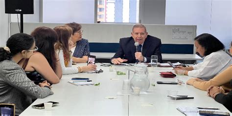 Edmundo González se reúne con el Frente Amplio de Mujeres para