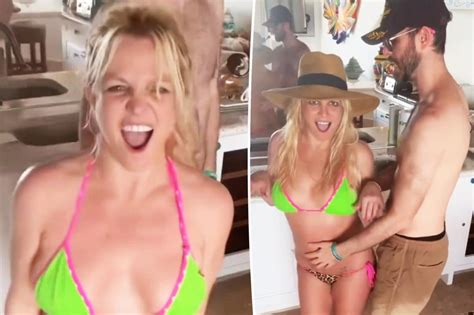 Page Six On Twitter Britney Spears Is Ringless Again As She Dances In