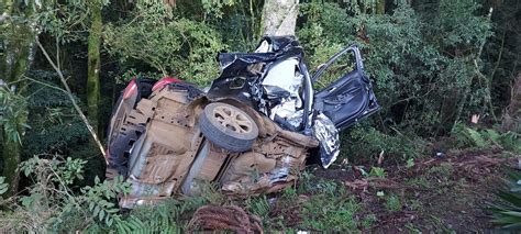 Três jovens morrem após carro sair da pista e bater em árvore na SC 355