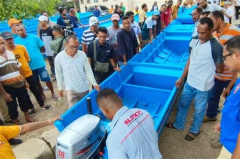 Pemkot Ambon Serahkan Bantuan Peralatan Tangkap Ke 15 Kelompok Nelayan
