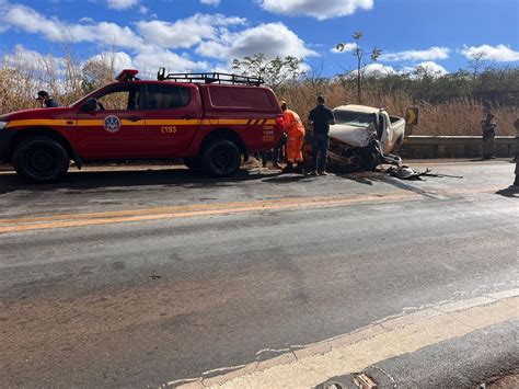 Acidente Entre Caminhonete E Carreta Deixa Um Motorista Morto Na Br