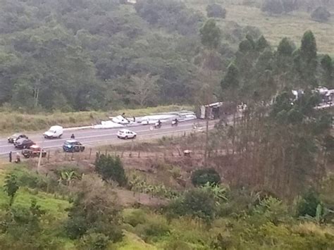 Tombamento De Carreta Gera Congestionamento Na Br Pr Ximo A
