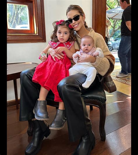 Foto Mulher de Kaká Carol Dias brinca as filhas Esther e Sarah