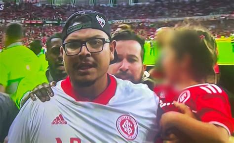 Torcedor que invadiu campo criança no colo e agrediu atleta do