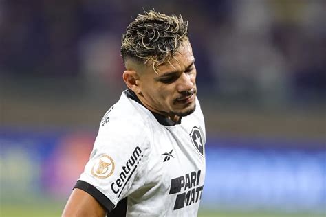 Tiquinho Soares tem lesão detectada no joelho esquerdo e desfalca o