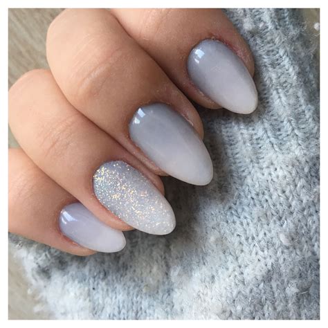 Ongles en gel et dégradé gris blanc effet sucre Sur Wambrechies