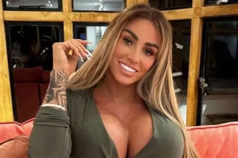 Katie Price Proudly Flaunts Th Boob Job After Getting Uk S Biggest